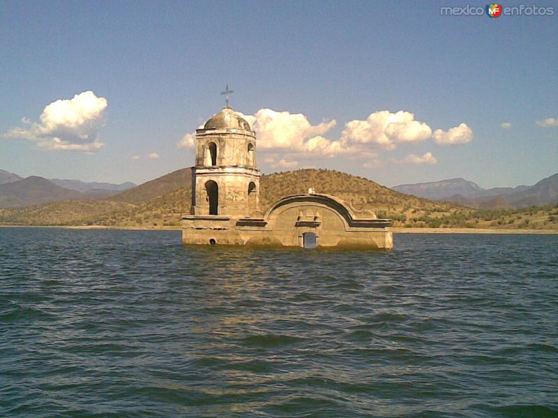 Iglesia en la presa Morelos Infiernillo - Churumuco, Michoacán ...
